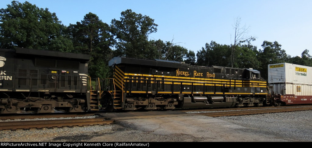 NS train #222 (Intermodal) (Atlanta, GA - Charlotte, NC) with (HERITAGE UNIT) (pic 3)